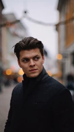 Alex Høgh Andersen, Bio, Age, Height, Net Wort, Wife, Nationality